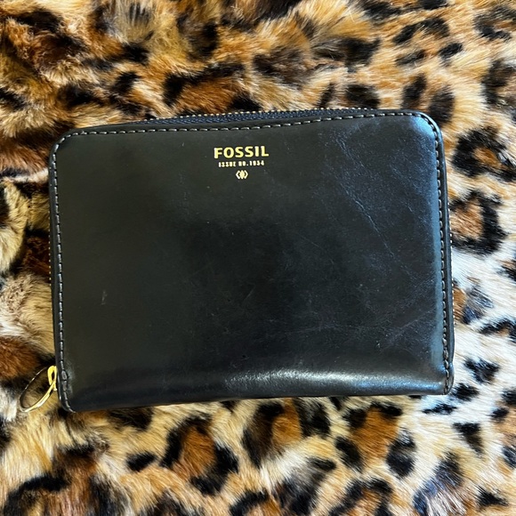 Fossil | Accessories | Fossil Zip Wallet | Poshmark